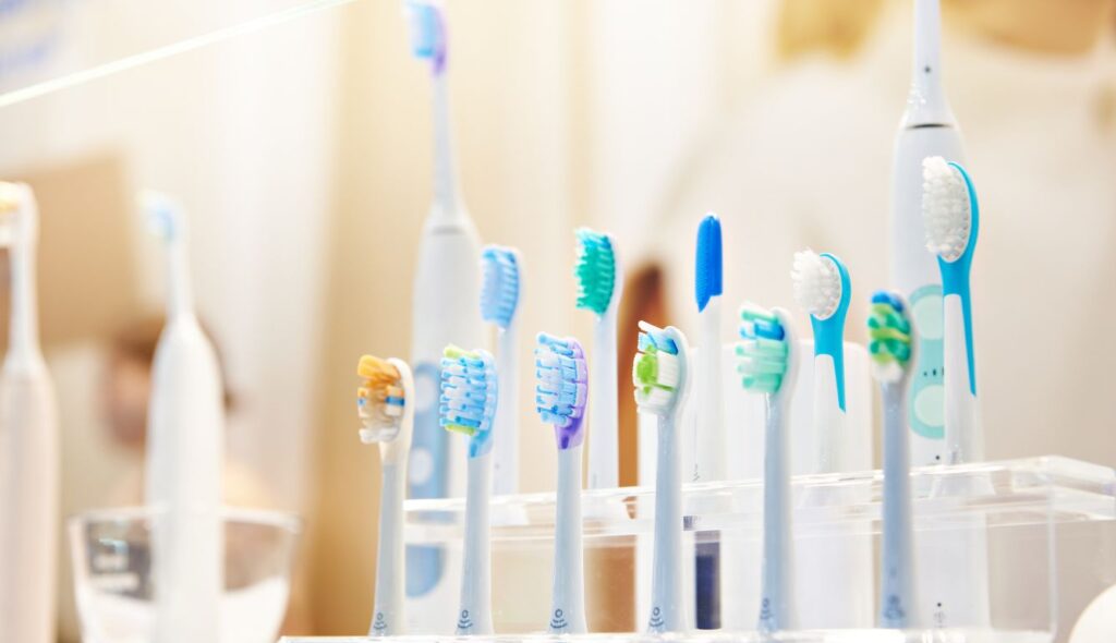 What are the Differences Between Toothbrushes? - Kaufman Dentistry